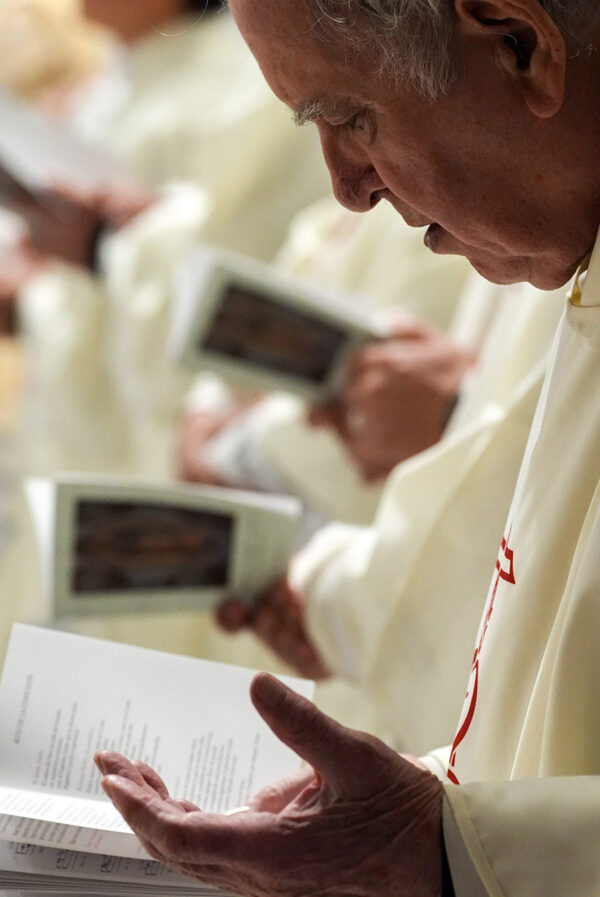 Pope thanks priests, encourages them to share responsibilities with ...